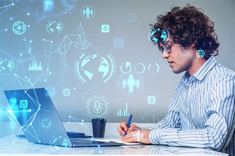 공식적인 옷을 입은 사업가가 사무실 직장에 앉아 있습니다 보안에 대한 스톡 사진 및 기타 이미지 보안 노트북 데이터