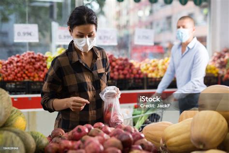 가게에서 과일과 채소를 선택하는 보호 마스크를 쓴 여성 30 34세에 대한 스톡 사진 및 기타 이미지 30 34세 35 39세 감정 Istock