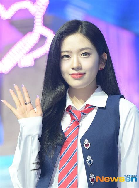 아이브 유진 인형의 인사 [포토엔hd] 네이트 뉴스