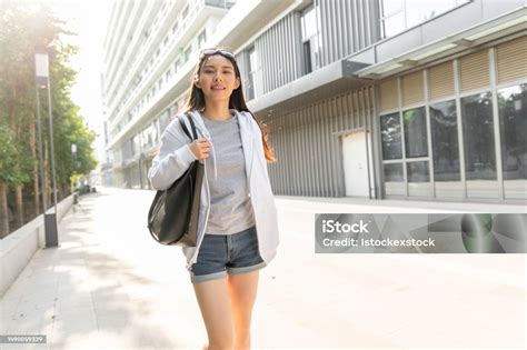 분홍색 코트를 입고 지갑을 손에 들고 웃고 행복하고 스트리트 스타일 봄 여름 트렌드 검은 치마 흰 셔츠 바람둥이 가방에 대한 스톡 사진 및 기타 이미지 Istock