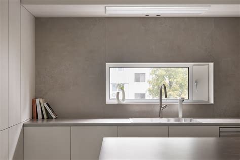 디자인소금 서울 주거 프리미엄 인테리어 주방 섬세함이 스며든 다이닝 공간 절제된 미니멀 속에도 온기가 머무는 주방 균형 잡힌 구성과 정돈된 디테일이 일상에 고요한