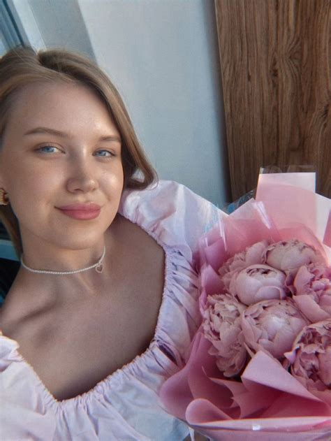 Девушка с пионами Розовый букет Розовый Украшения