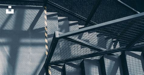 금속 난간과 메쉬 그물망이 있는 계단 케이스 사진 Unsplash의 무료 工业 이미지