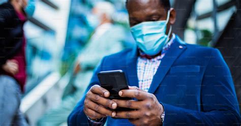 얼굴에 보호 마스크를 쓴 소규모 비즈니스 남성 모바일 사용 사진 Unsplash의 세르비아 이미지