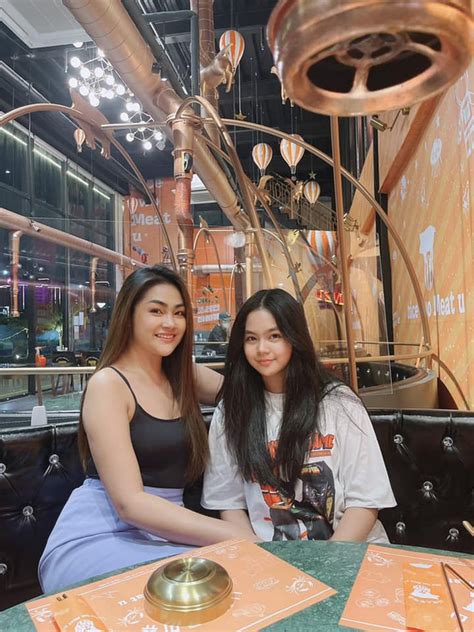 ធ្មេចបើកៗ កូនស្រី ចន ច័ន្ទលក្ខិណា កាន់តែធំ កាន់តែស្រស់ស្អាត មុខមាត់ស្រដៀងគ្នាខ្លាំង Khmerload