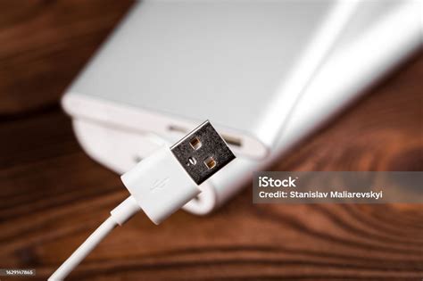 모바일 장치 충전용 보조 배터리 보조 배터리가 있는 흰색 스마트폰 충전기 모바일 장치용 외부 배터리 0명에 대한 스톡 사진 및 기타 이미지 Istock