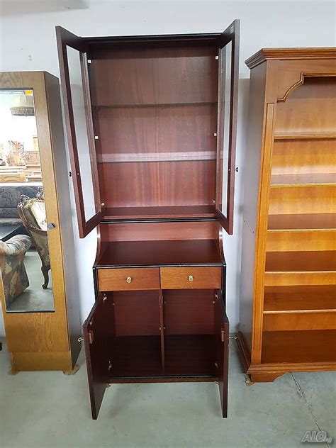 Дървена витрина Секция етажерка Мебели за дома и офиса Сливен Витрина от масивно дърв