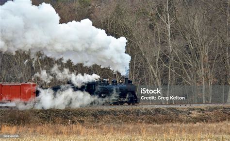 단일 선로를 주행하는 협궤 복원 증기화물 열차의 측면도 강철에 대한 스톡 사진 및 기타 이미지 강철 고풍스런 골동품