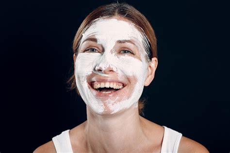 메이크업을 적용하는 젊은 여성 페인트 브러시와 메이크업얼굴을 그립니다 개념을 구성하지 않는 방법 마스카라에 대한 스톡 사진 및