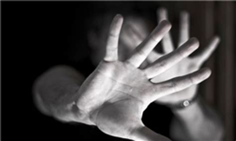 اتهام دختر نوجوان به خواننده مشهور او به من تجاوز کرد روزنامه هفت صبح