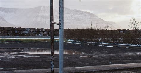 내부에 농구공이 있는 농구 골대 사진 Unsplash의 테 이미지