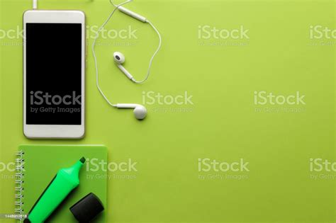 스마트 폰 밝은 녹색 배경에 흰색 전화와 이어폰과 메모장 평면도 텍스트를 위한 공간 0명에 대한 스톡 사진 및 기타 이미지