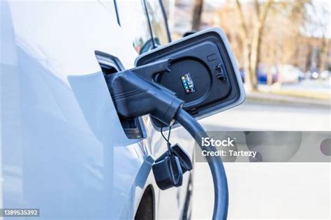 전원 케이블 공급 장치가 꽂혀있는 전기 자동차 또는 Ev 자동차 0명에 대한 스톡 사진 및 기타 이미지 0명 경제 교통수단 Istock