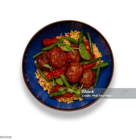 흰색으로 분리된 소박한 파란색 그릇에 치폴테 고기 공 쿠스쿠스 야채를 곁들인 맛있는 그릇 미트볼에 대한 스톡 사진 및 기타 이미지 Istock