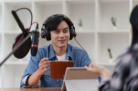 홈 스튜디오에서 게스트와 함께 오디오 팟캐스트를 만드는 아시아 팟캐스트 제작자 20 29세에 대한 스톡 사진 및 기타 이미지 20 29세 Dj 기업가 Istock