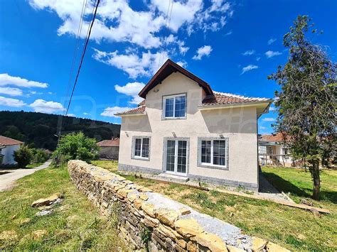 Bulgarian 🏡 Вижте тази готова за живеене напълно реновирана къща с двор гледки и стопанска