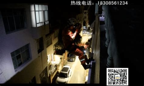 老人钥匙遗忘屋内 消防员化身“蜘蛛侠”开门田淳初审房门