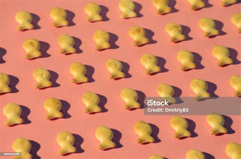 하드 그림자와 밝은 빛에 핑크 배경에 물고기의 형태로 쿠키 개체 그룹에 대한 스톡 사진 및 기타 이미지 개체 그룹 그림자 달콤한 음식 Istock