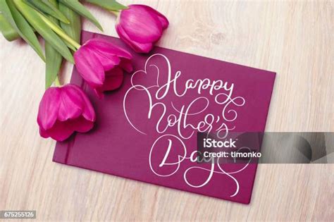 카드와 텍스트 해피 어머니의 날과 3 개의 보라색 튤립 서 예 글자 손으로 그려 그리기에 대한 스톡 사진 및 기타 이미지