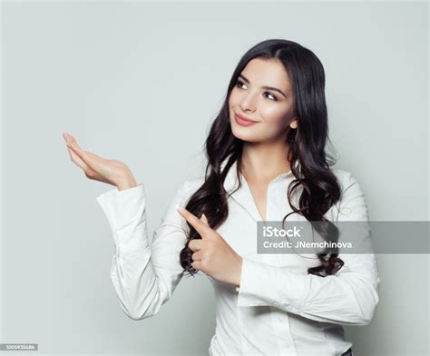 아름 다운 비즈니스 여자 빈 오픈 흰색 바탕에 손을 젊은 여 자가 웃 고 비즈니스 및 교육 개념 갈색 머리에 대한 스톡 사진 및 기타 이미지 Istock
