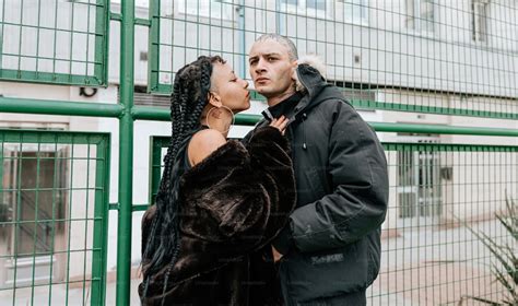 나란히 서 있는 남자와 여자 사진 Unsplash의 부부 이미지