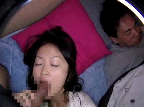 浮気癖が治らない人妻 いつ起きるか分からない旦那の横でドキドキお んこsex エロ動画・アダルトビデオ Fanza動画