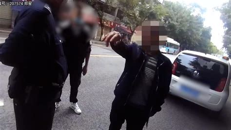 男子醉酒后开走别人停在路边的车关键帧澎湃新闻 The Paper