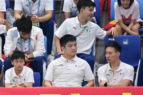 樊振东全红婵观看跳水比赛 激情怒吼为队友加油 搜狐大视野 搜狐新闻
