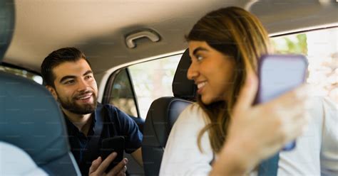 목적지까지 운전하는 동안 스마트폰의 모바일 앱에서 Gps를 보고 있는 행복한 여성 운전자와 승객 사진 Unsplash의 자동차 이미지