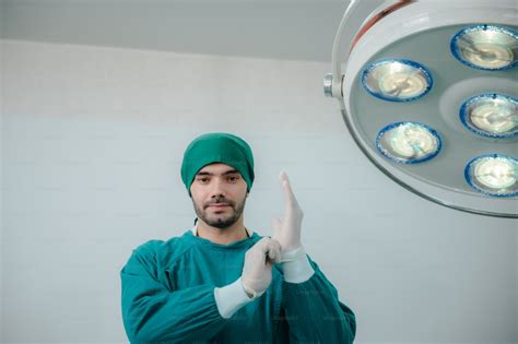 병원 수술실에서 사용하기 위한 외과 의료 기기 전문 의사로부터 사용하는 수술 의료 기기 도구 사진 Unsplash의 외과 의사 이미지