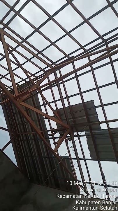 Proses Pemasangan Atap Spandek Menggunakan Rangka Kuda Kuda Kayu Youtube