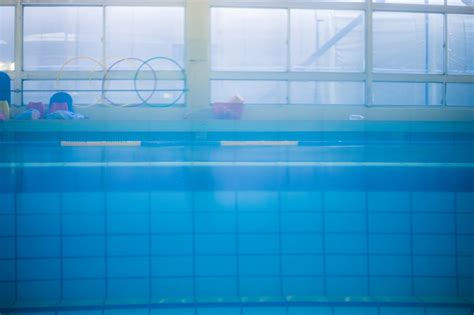 プールサイドの様子の写真素材 ぱくたそ