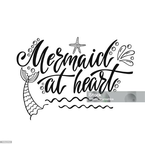 심장에서의 인 어 여름에 대 한 영감을 인용 손으로 타이 포 그래피 레터링 디자인 손으로 그려진 인 어의 꼬리 흑인과 백인 벡터 일러스트 레이 션 여자 인어에 대한 스톡