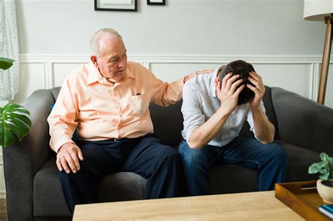Weinender Junger Mann Der Mit Seinem Älteren Vater Über Traurige Dinge
