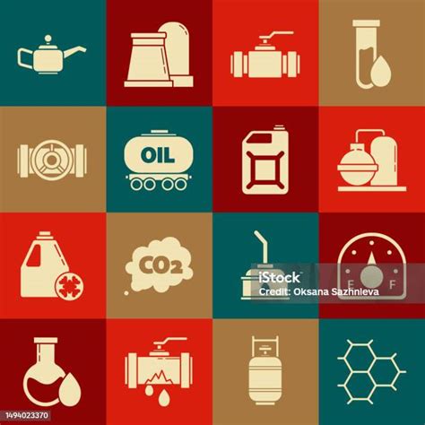 벤젠 링 석유 및 산업 공장 건물 산업 금속 파이프 밸브 철도 수조 캐니스터 모터 기계 오일 및 가솔린 아이콘으로 구성된 화학 공식을 설정합니다 벡터 갤런에 대한 스톡 벡터