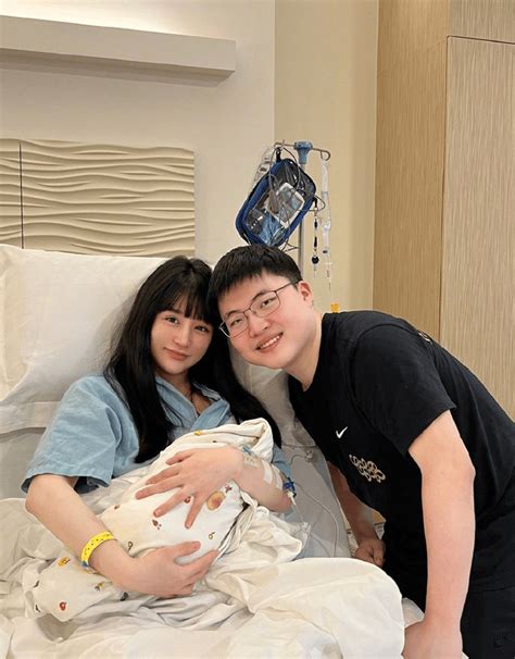 恭喜uzi！小狗升级当爸爸，晒一家三口合照电竞圈送祝福aomimi孩子妻子