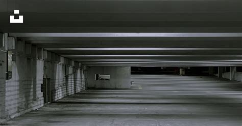 빈 주차 공간이 많은 주차장 사진 Unsplash의 무료 미국 이미지