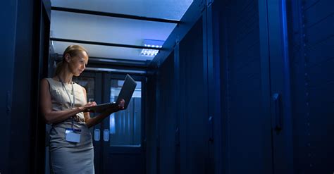 노트북을 사용하여 일상적인 유지 보수 점검 및 진단 서버 랙을 수행하는 It 엔지니어 25 29세에 대한 스톡 사진 및 기타