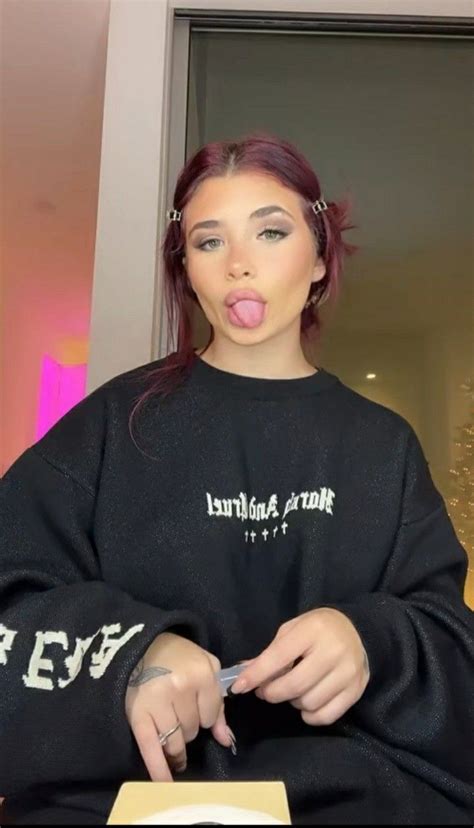 Nessa Barrett Fotoshooting