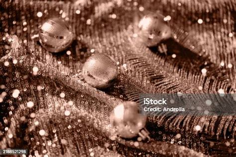 반짝이는 배경에 장식용 크리스마스 싸구려와 나뭇잎으로 만든 축제 구성 크리스마스와 새해 축하 및 파티 개념 2025년 영감을 받은 컬러 2025년에 대한 스톡 사진 및 기타