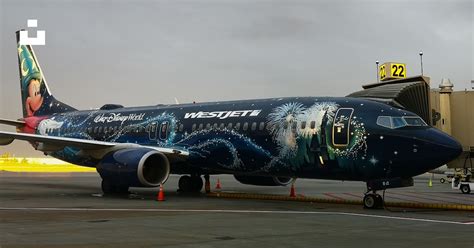 활주로에 파란 비행기 사진 Unsplash의 무료 오타와 국제공항yow 이미지