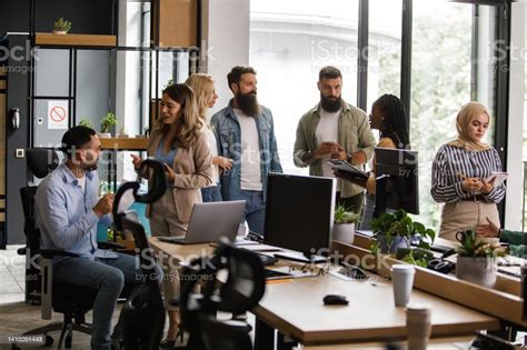 커피 브레이크 동안 사무실에서 놀고있는 다양한 비즈니스 동료 20 24세에 대한 스톡 사진 및 기타 이미지 20 24세 25 29세 30 34세 Istock