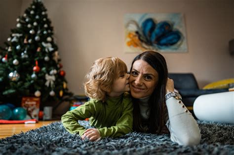 어린 소년과 그의 어머니는 거실에 카펫에 누워 소년 그의 어머니 키스 하는 동안 2명에 대한 스톡 사진 및 기타 이미지 2명 30 39세 35 39세 Istock