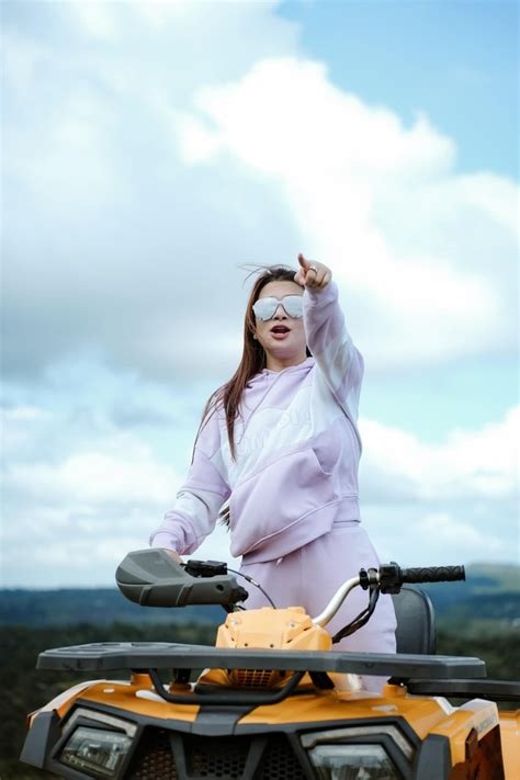 កាក់កបខ្លាំង គឹម លីហ្សា ទិញវីឡាធំស្កឹមស្កៃ Khmerload Cambodia Latest News