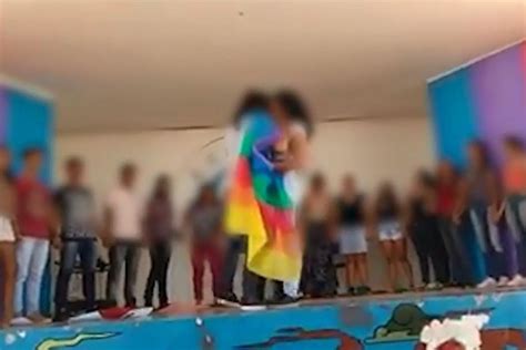 Escola Da Paraíba Tem Beijo Lésbico Entre Alunas Em Ato Lgbt