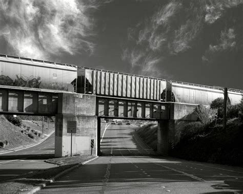 무료 이미지 검정색과 흰색 건축물 철도 화이트 다리 사진술 기차 고가 도로 수송 어둠 검은 단색화 캘리포니아 Bw 구름 하부 구조 지하도