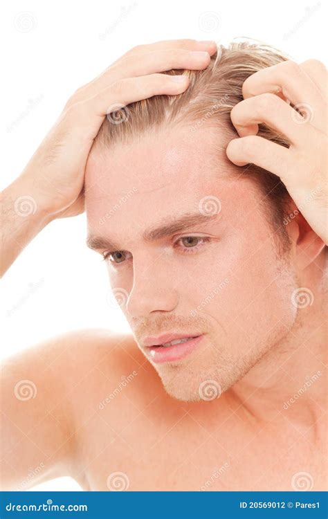 El Hombre Toma Cuidado De Su Pelo Foto De Archivo Imagen De Hombros