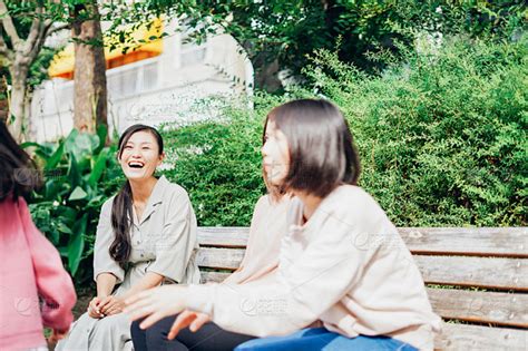 妈妈和朋友在公园里聊天