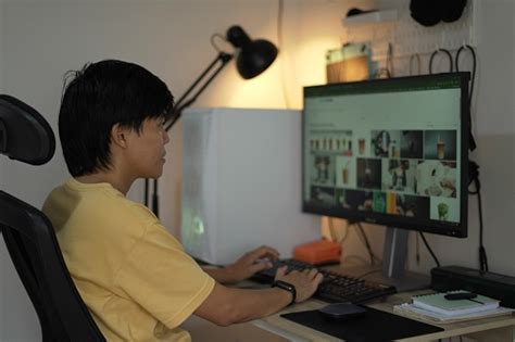 전문가들은 집에서 원격으로 작업하고 편안한 홈 오피스 설정에서 컴퓨터 Pc를 사용하고 현대적인 작업 공간에서 작업과 웹 사이트의 균형을 효율적으로 조정합니다 30 34세에