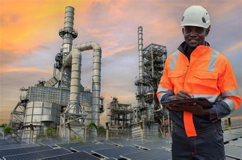 아침에 가스 터빈 발전소 및 태양 전지판의 배경에 대한 엔지니어는 산업 단지의 모든 공장을 지원합니다 품질 관리에 대한 스톡 사진 및 기타 이미지 Istock